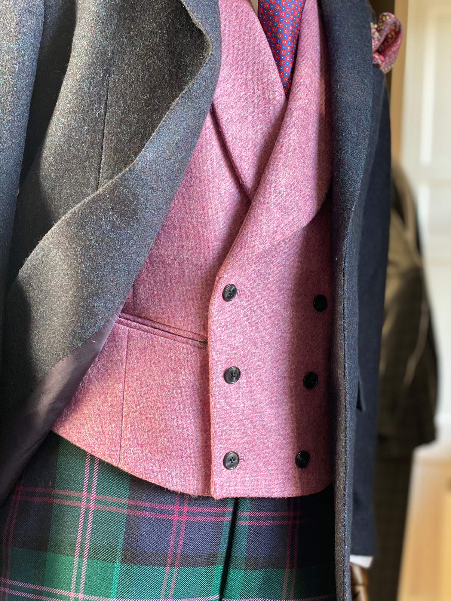 How to Mix and Match Men's Suits: A Straightforward Guide